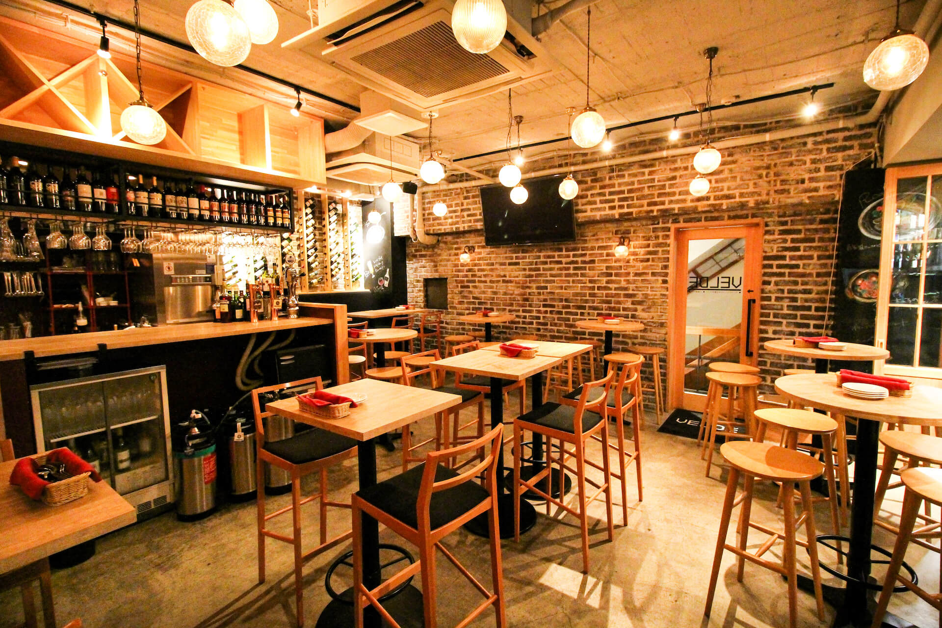 居酒屋とは違う!バル内装の重要ポイントと予算削減テクニック Vakel By Largo 店舗設計・空間デザイン・内装施工 美容室・サロン・飲食店・病院・オフィス・クリニックの内装