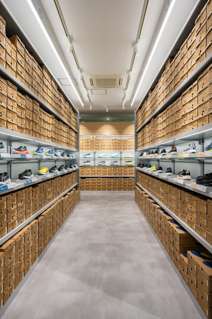 asics FACTORY OUTLET Makuhari | Vakel by LARGO | 店舗設計・空間デザイン・内装施工 | 美容室 ...