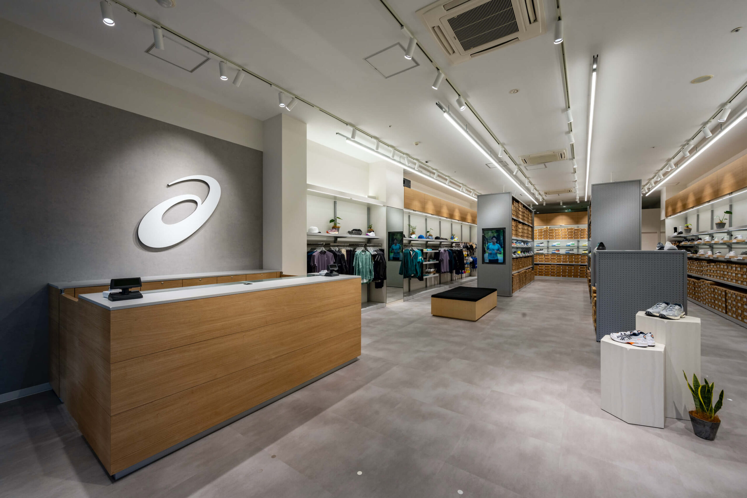 asics FACTORY OUTLET Makuhari | Vakel by LARGO | 店舗設計・空間デザイン・内装施工 | 美容室 ...